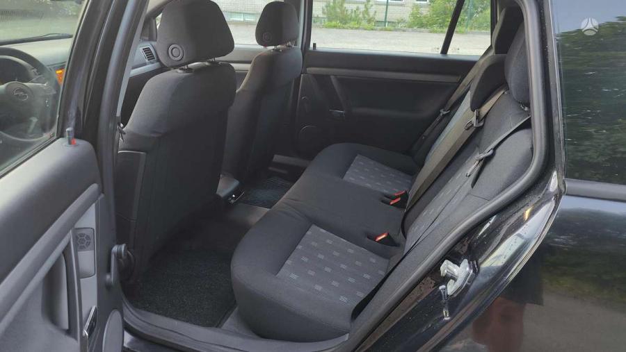 Black Opel Vectra 2005 in Ukmerge, with an engine capacity of 1.91 L and mileage of 241 thousand km for 1750 €, photo 10 on AUTOMOTO.COM.LV