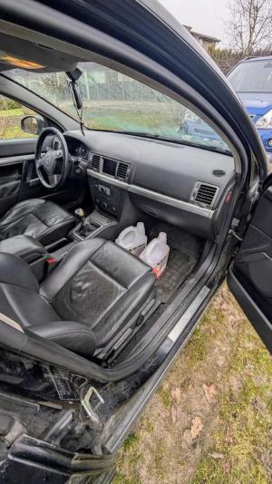 Melns Opel Vectra 2006 Mažeikiai, ar dzinēja tilpumu 1.91 L un nobraukumu 383 tūkst. km par 1000 €, foto 12 vietnē AUTOMOTO.COM.LV