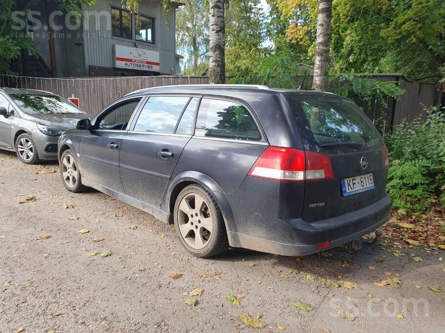 Black Opel Vectra 2006 in Riga, with an engine capacity of 1.90 L and mileage of 365 thousand km for 1100 €, photo 3 on AUTOMOTO.COM.LV