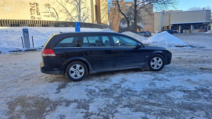 Black Opel Vectra 2006 in Kaunas, with an engine capacity of 1.90 L and mileage of 350 thousand km for 850 €, photo 6 on AUTOMOTO.COM.LV