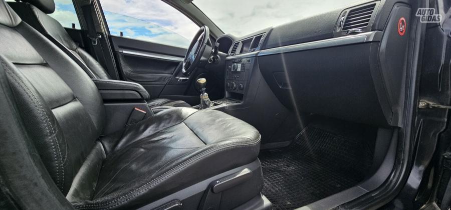 Black Opel Vectra 2006 in Trakai, with an engine capacity of 1.90 L and mileage of 407 thousand km for 600 €, photo 15 on AUTOMOTO.COM.LV