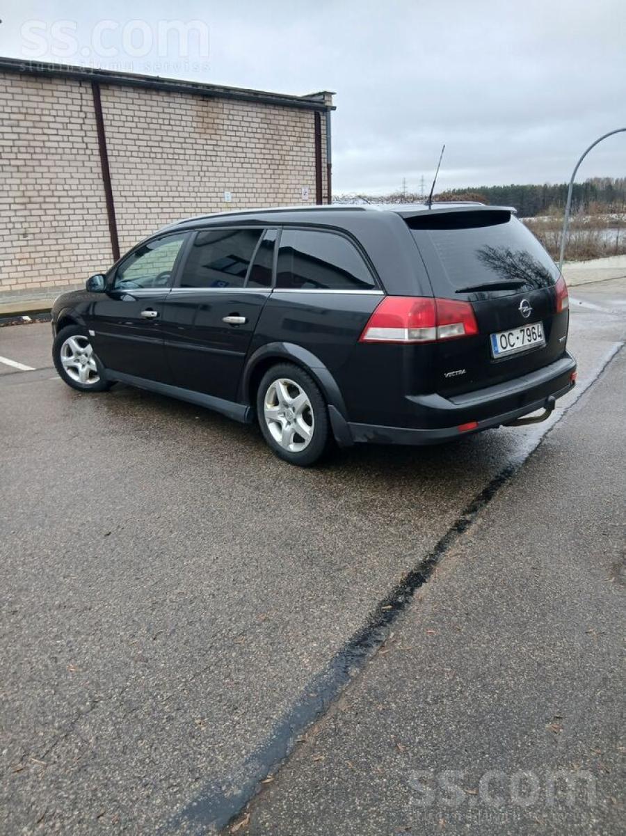 Black Opel Vectra 2006 in Daugavpils, with an engine capacity of 1.90 L and mileage of 355 thousand km for 1750 €, photo 1 on AUTOMOTO.COM.LV