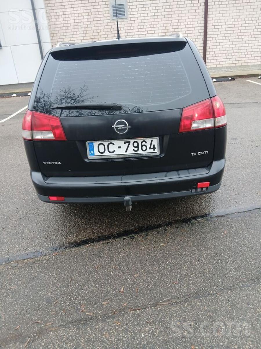 Black Opel Vectra 2006 in Daugavpils, with an engine capacity of 1.90 L and mileage of 355 thousand km for 1750 €, photo 5 on AUTOMOTO.COM.LV