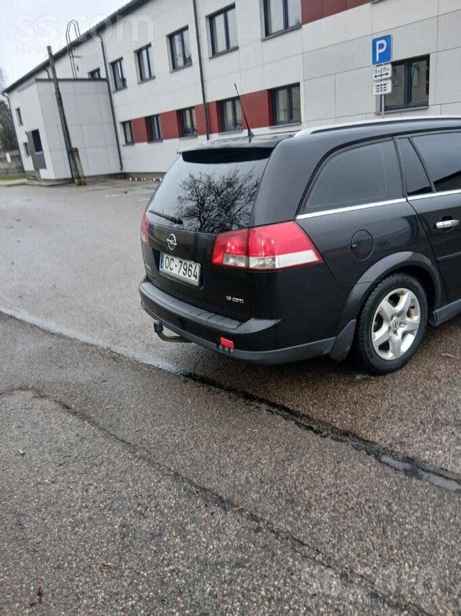 Black Opel Vectra 2006 in Daugavpils, with an engine capacity of 1.90 L and mileage of 355 thousand km for 1750 €, photo 6 on AUTOMOTO.COM.LV