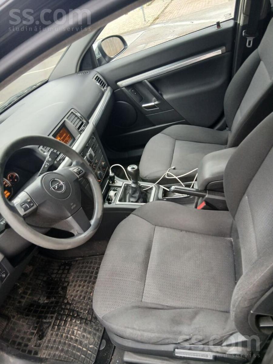 Black Opel Vectra 2006 in Daugavpils, with an engine capacity of 1.90 L and mileage of 355 thousand km for 1750 €, photo 14 on AUTOMOTO.COM.LV