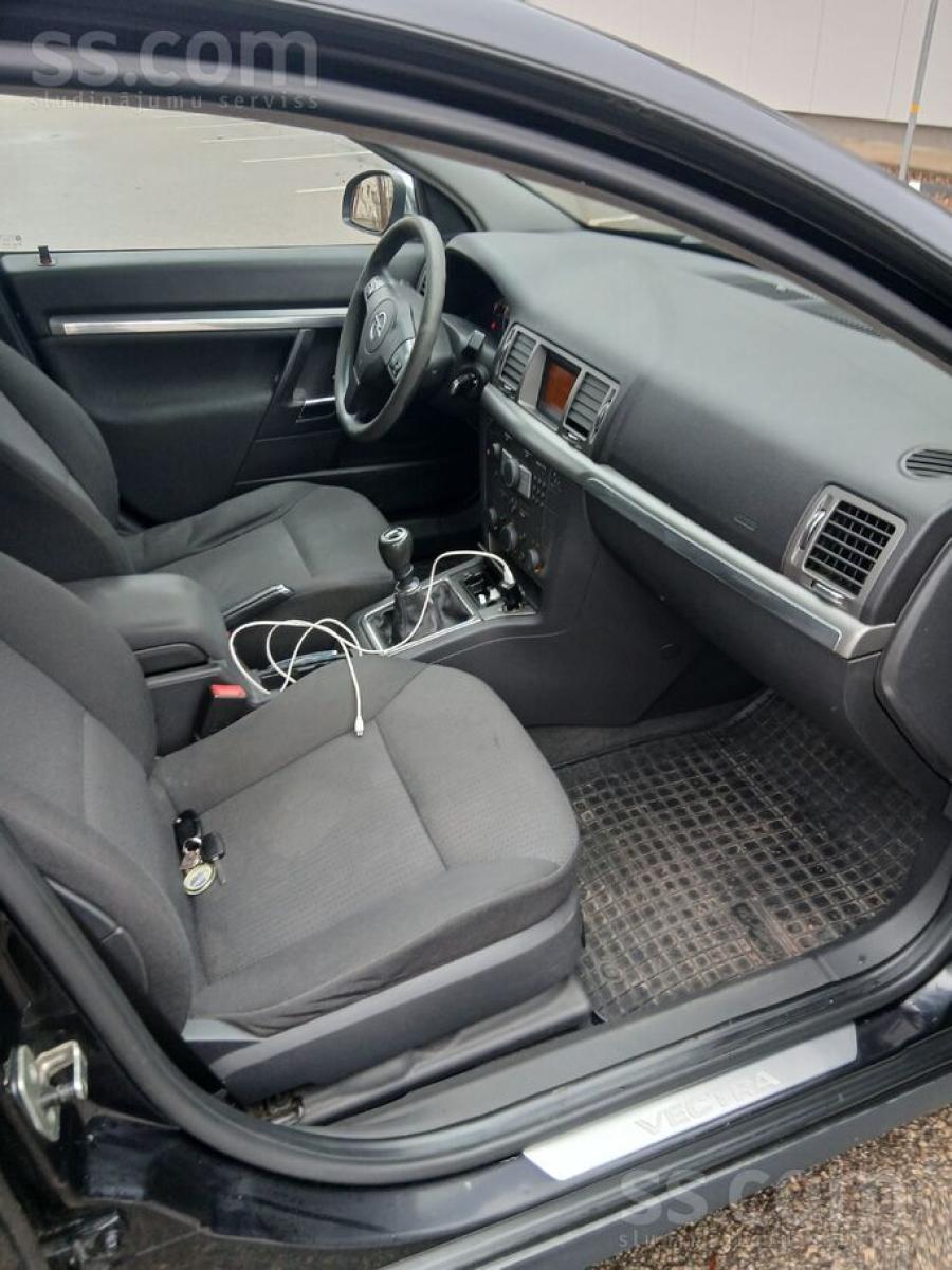Black Opel Vectra 2006 in Daugavpils, with an engine capacity of 1.90 L and mileage of 355 thousand km for 1750 €, photo 15 on AUTOMOTO.COM.LV