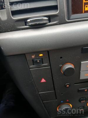 Black Opel Vectra 2006 in Daugavpils, with an engine capacity of 1.90 L and mileage of 355 thousand km for 1750 €, photo 20 on AUTOMOTO.COM.LV