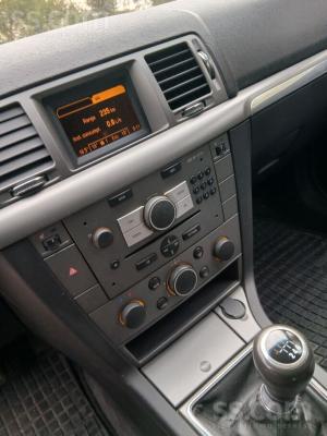 Black Opel Vectra 2006 in Daugavpils, with an engine capacity of 1.90 L and mileage of 355 thousand km for 1300 €, photo 4 on AUTOMOTO.COM.LV