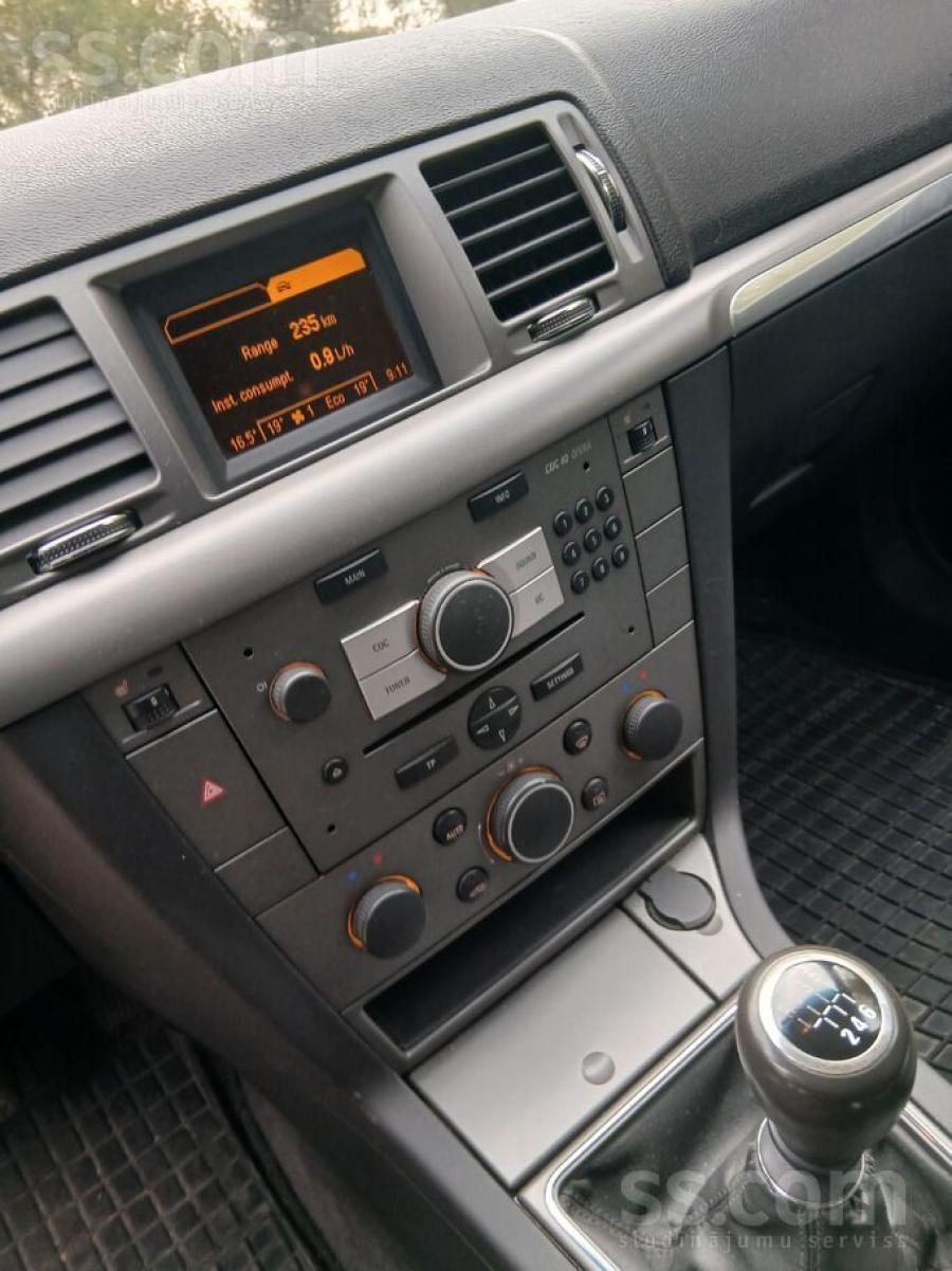 Black Opel Vectra 2006 in Daugavpils, with an engine capacity of 1.90 L and mileage of 355 thousand km for 1300 €, photo 4 on AUTOMOTO.COM.LV
