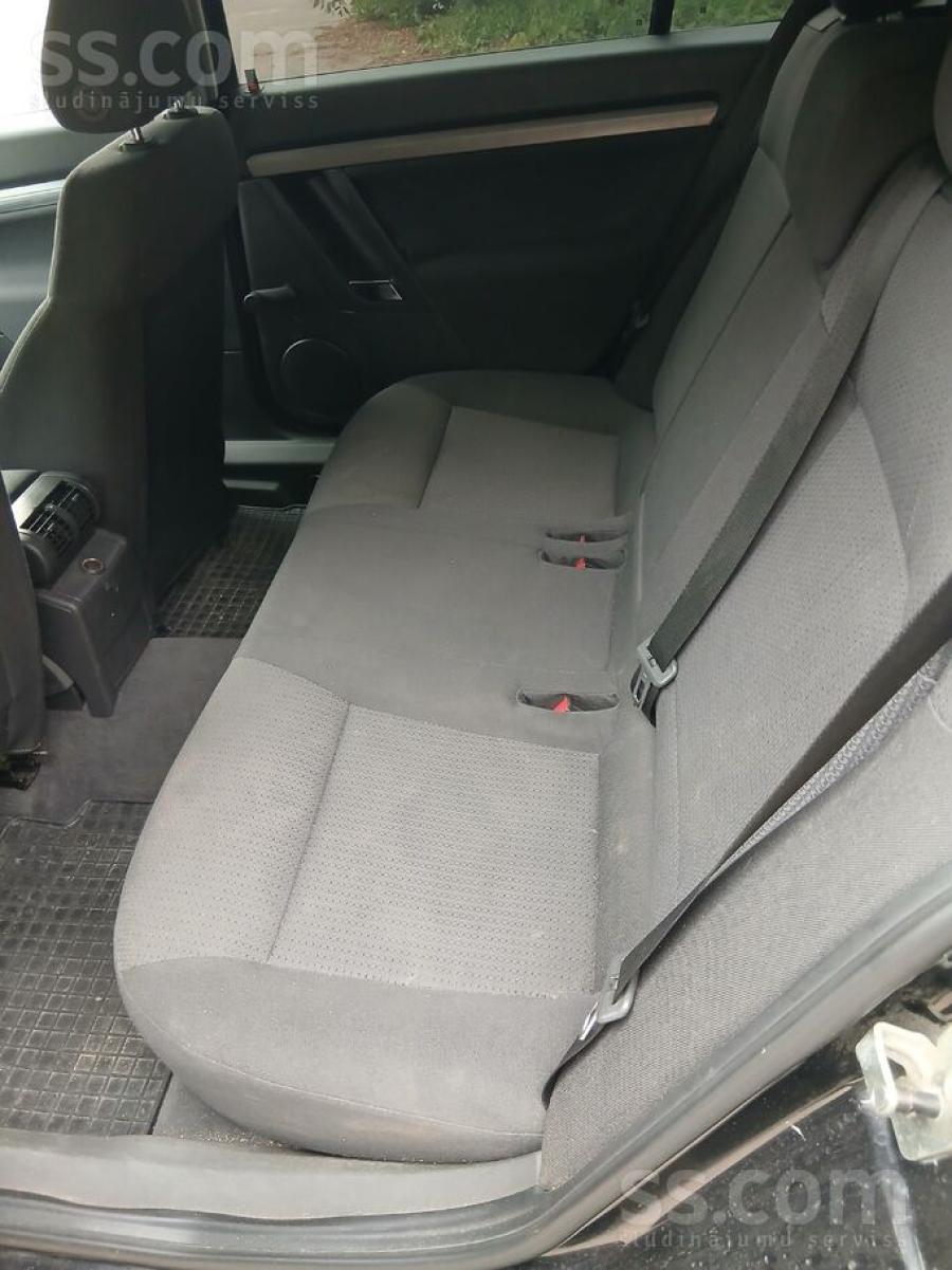 Black Opel Vectra 2006 in Daugavpils, with an engine capacity of 1.90 L and mileage of 355 thousand km for 1300 €, photo 5 on AUTOMOTO.COM.LV