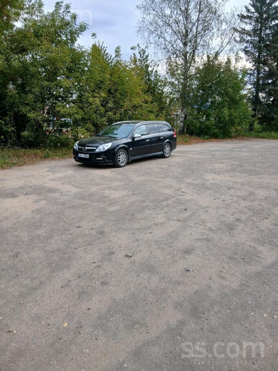 Black Opel Vectra 2006 in Daugavpils, with an engine capacity of 1.90 L and mileage of 355 thousand km for 1300 €, photo 6 on AUTOMOTO.COM.LV