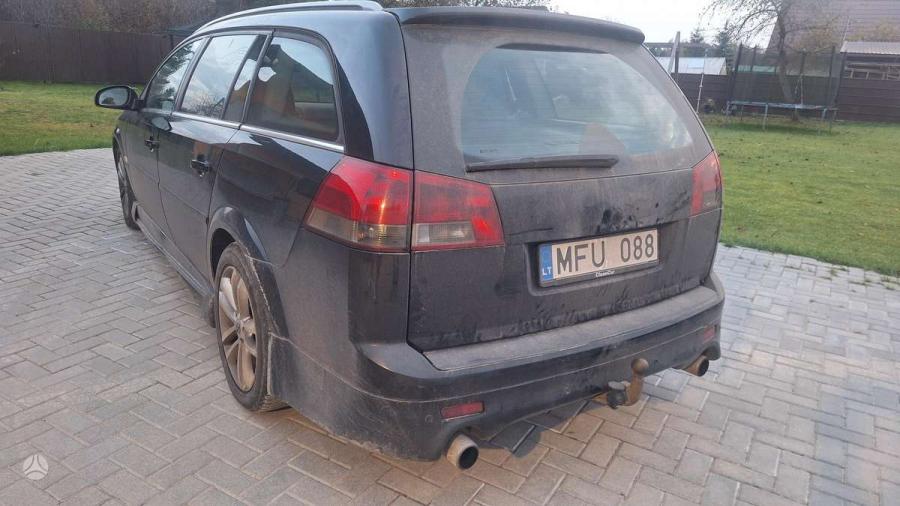 Black Opel Vectra 2006 in Vilnius, with an engine capacity of 1.91 L and mileage of 350 thousand km for 1499 €, photo 5 on AUTOMOTO.COM.LV