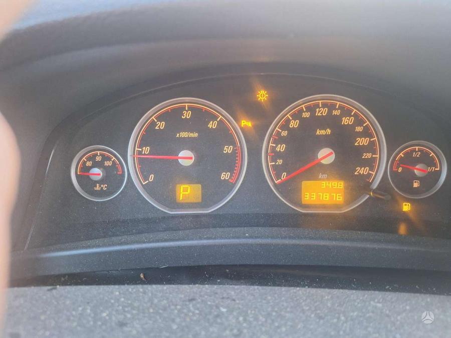 Black Opel Vectra 2006 in Vilnius, with an engine capacity of 1.91 L and mileage of 350 thousand km for 1499 €, photo 6 on AUTOMOTO.COM.LV