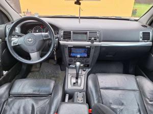 Black Opel Vectra 2006 in Vilnius, with an engine capacity of 1.91 L and mileage of 350 thousand km for 1499 €, photo 7 on AUTOMOTO.COM.LV