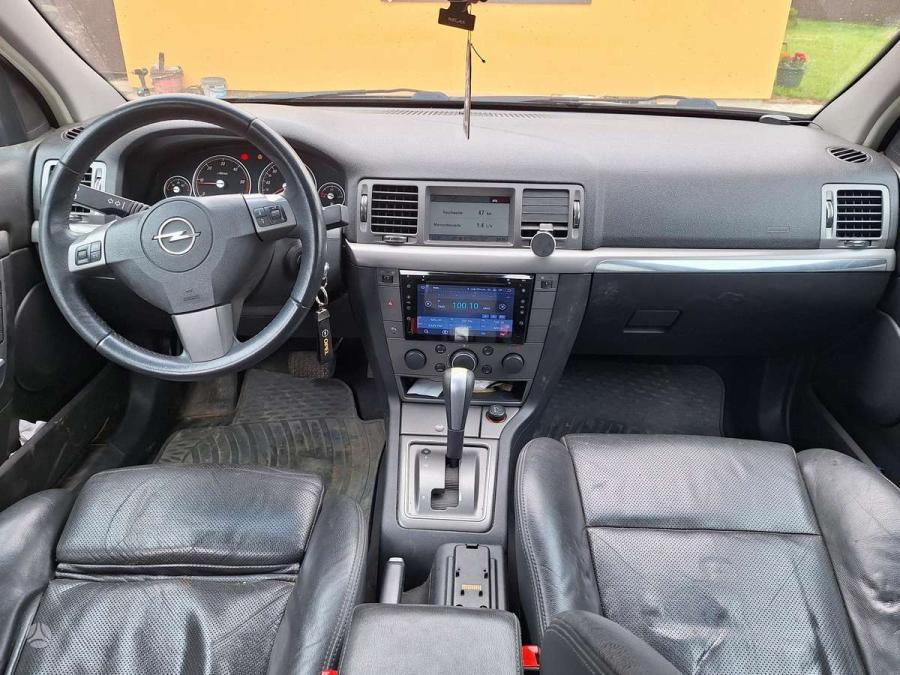 Black Opel Vectra 2006 in Vilnius, with an engine capacity of 1.91 L and mileage of 350 thousand km for 1499 €, photo 7 on AUTOMOTO.COM.LV