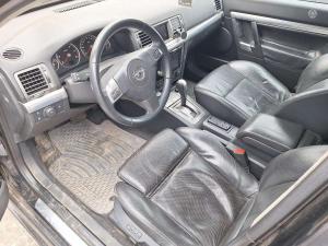 Black Opel Vectra 2006 in Vilnius, with an engine capacity of 1.91 L and mileage of 350 thousand km for 1499 €, photo 9 on AUTOMOTO.COM.LV