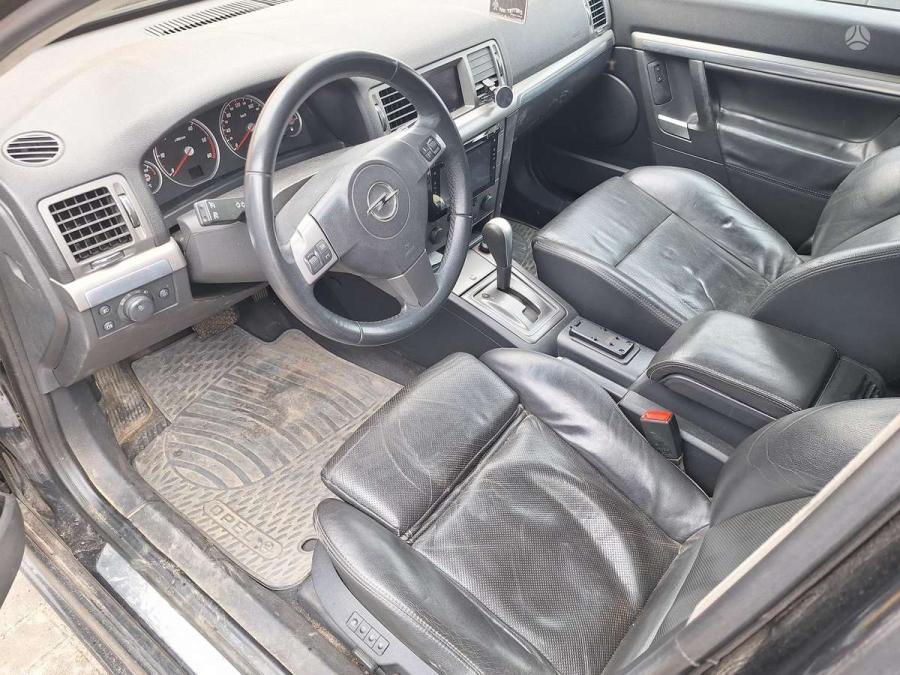 Black Opel Vectra 2006 in Vilnius, with an engine capacity of 1.91 L and mileage of 350 thousand km for 1499 €, photo 9 on AUTOMOTO.COM.LV
