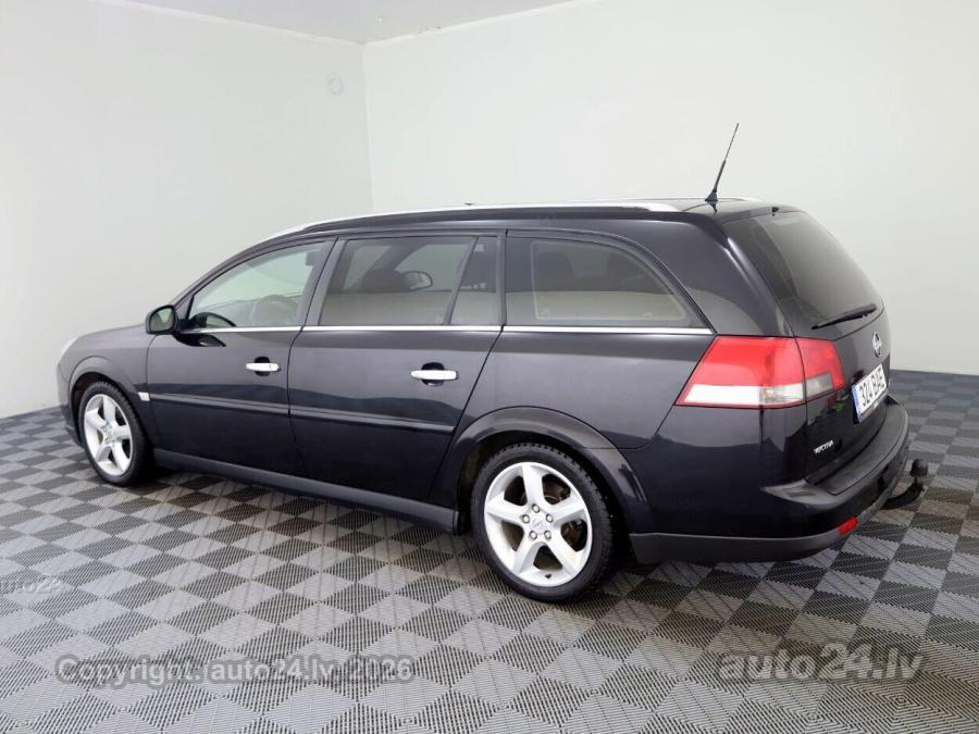 Black Opel Vectra 2007 in Tallinn, with an engine capacity of 2.20 L and mileage of 234 thousand km for 1199 €, photo 4 on AUTOMOTO.COM.LV