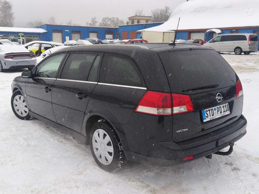 Black Opel Vectra 2007 in Prienai, with an engine capacity of 1.90 L and mileage of 252 thousand km for 2350 €, photo 2 on AUTOMOTO.COM.LV
