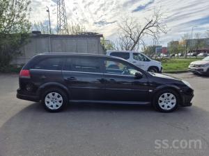 Black Opel Vectra 2007 in Riga, with an engine capacity of 3.00 L and mileage of 342 thousand km for 1490 €, photo 5 on AUTOMOTO.COM.LV