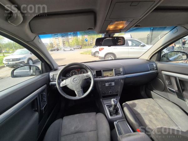 Black Opel Vectra 2007 in Riga, with an engine capacity of 3.00 L and mileage of 342 thousand km for 1490 €, photo 9 on AUTOMOTO.COM.LV
