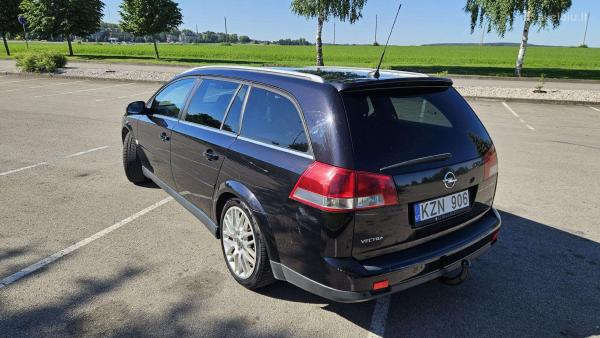 Black Opel Vectra 2007 in Marijampole, with an engine capacity of 1.90 L and mileage of 302 thousand km for 1650 €, photo 3 on AUTOMOTO.COM.LV