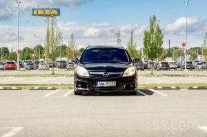 Black Opel Vectra 2007 in Riga, with an engine capacity of 3.00 L and mileage of 342 thousand km for 990 €, photo 4 on AUTOMOTO.COM.LV