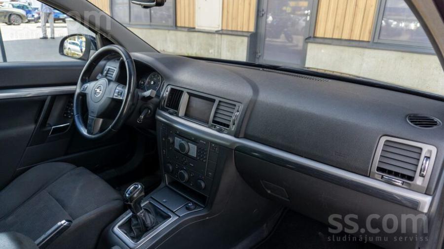 Black Opel Vectra 2007 in Riga, with an engine capacity of 3.00 L and mileage of 342 thousand km for 990 €, photo 12 on AUTOMOTO.COM.LV