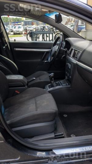 Black Opel Vectra 2007 in Riga, with an engine capacity of 3.00 L and mileage of 342 thousand km for 990 €, photo 20 on AUTOMOTO.COM.LV