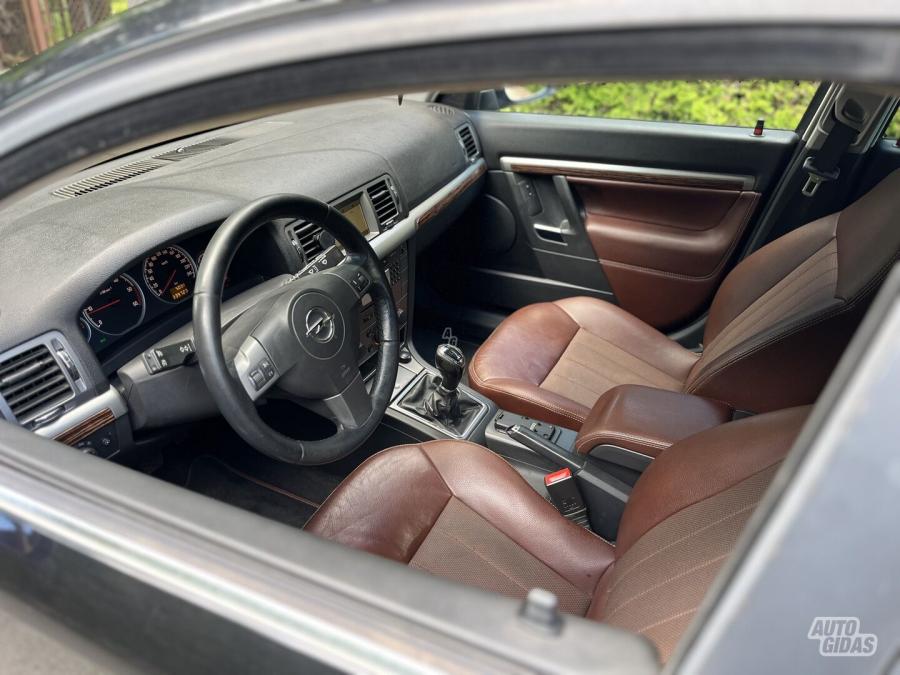 Black Opel Vectra 2008 in Vilnius, with an engine capacity of 1.90 L and mileage of 337 thousand km for 1750 €, photo 15 on AUTOMOTO.COM.LV