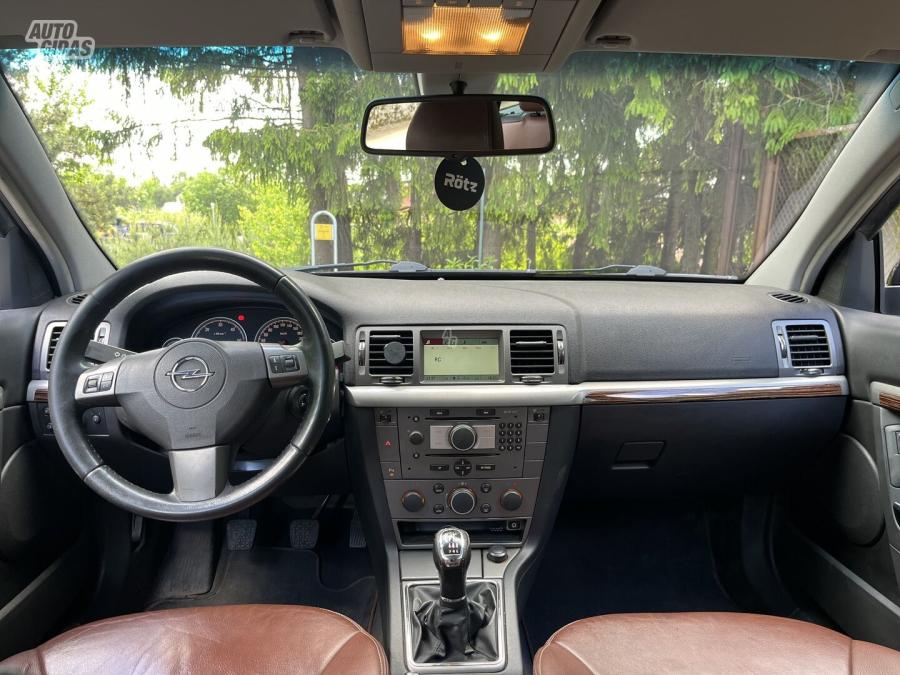 Black Opel Vectra 2008 in Vilnius, with an engine capacity of 1.90 L and mileage of 337 thousand km for 1750 €, photo 16 on AUTOMOTO.COM.LV