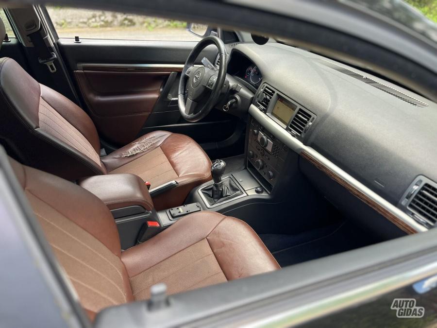 Black Opel Vectra 2008 in Vilnius, with an engine capacity of 1.90 L and mileage of 337 thousand km for 1750 €, photo 17 on AUTOMOTO.COM.LV