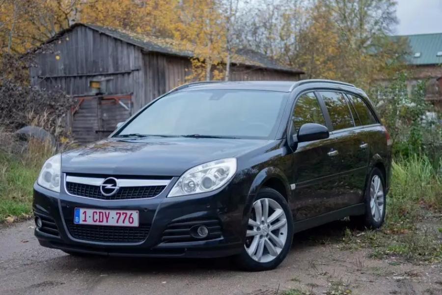 Black Opel Vectra 2008 in Grobiņa, with an engine capacity of 1.90 L and mileage of 272 thousand km for 3500 €, photo 1 on AUTOMOTO.COM.LV