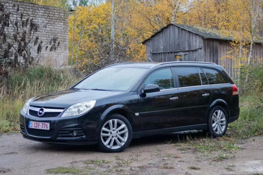 Black Opel Vectra 2008 in Grobiņa, with an engine capacity of 1.90 L and mileage of 272 thousand km for 3500 €, photo 3 on AUTOMOTO.COM.LV