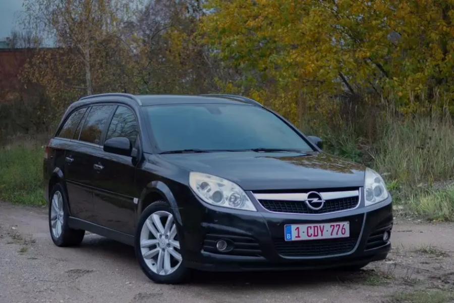 Black Opel Vectra 2008 in Grobiņa, with an engine capacity of 1.90 L and mileage of 272 thousand km for 3500 €, photo 4 on AUTOMOTO.COM.LV