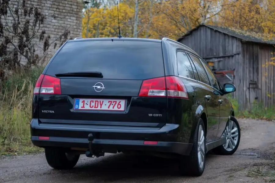Black Opel Vectra 2008 in Grobiņa, with an engine capacity of 1.90 L and mileage of 272 thousand km for 3500 €, photo 8 on AUTOMOTO.COM.LV