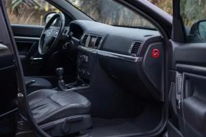 Black Opel Vectra 2008 in Grobiņa, with an engine capacity of 1.90 L and mileage of 272 thousand km for 3500 €, photo 9 on AUTOMOTO.COM.LV