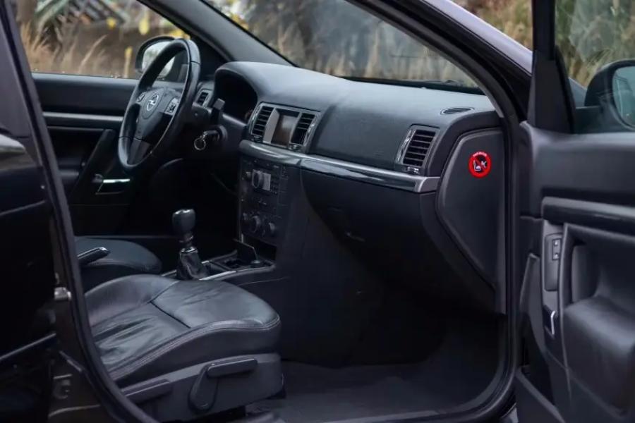 Black Opel Vectra 2008 in Grobiņa, with an engine capacity of 1.90 L and mileage of 272 thousand km for 3500 €, photo 9 on AUTOMOTO.COM.LV