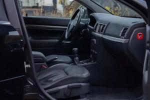 Black Opel Vectra 2008 in Grobiņa, with an engine capacity of 1.90 L and mileage of 272 thousand km for 3500 €, photo 10 on AUTOMOTO.COM.LV