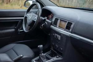 Black Opel Vectra 2008 in Grobiņa, with an engine capacity of 1.90 L and mileage of 272 thousand km for 3500 €, photo 11 on AUTOMOTO.COM.LV