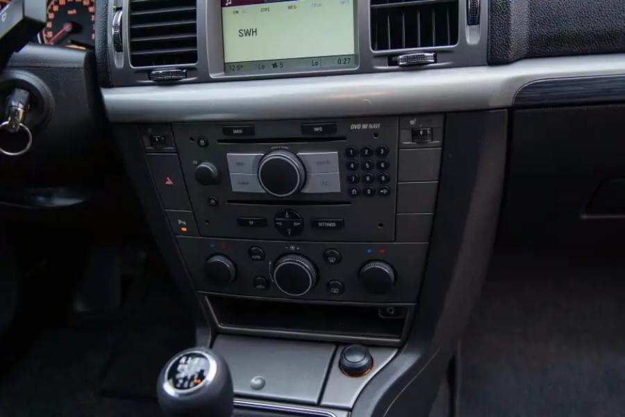 Black Opel Vectra 2008 in Grobiņa, with an engine capacity of 1.90 L and mileage of 272 thousand km for 3500 €, photo 12 on AUTOMOTO.COM.LV