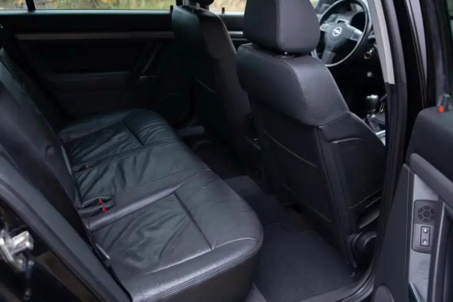 Black Opel Vectra 2008 in Grobiņa, with an engine capacity of 1.90 L and mileage of 272 thousand km for 3500 €, photo 13 on AUTOMOTO.COM.LV