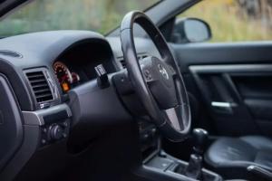 Black Opel Vectra 2008 in Grobiņa, with an engine capacity of 1.90 L and mileage of 272 thousand km for 3500 €, photo 17 on AUTOMOTO.COM.LV
