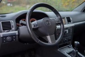 Black Opel Vectra 2008 in Grobiņa, with an engine capacity of 1.90 L and mileage of 272 thousand km for 3500 €, photo 18 on AUTOMOTO.COM.LV