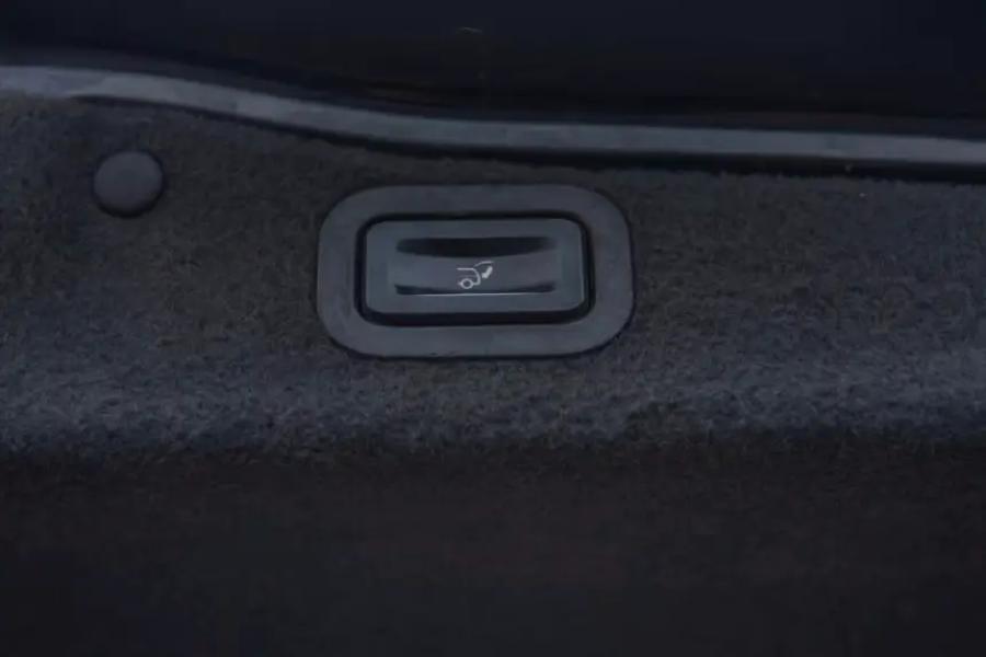 Black Opel Vectra 2008 in Grobiņa, with an engine capacity of 1.90 L and mileage of 272 thousand km for 3500 €, photo 21 on AUTOMOTO.COM.LV