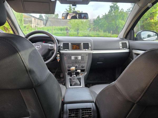 Black Opel Vectra 2008 in Vilkaviskis, with an engine capacity of 1.91 L and mileage of 440 thousand km for 1200 €, photo 5 on AUTOMOTO.COM.LV