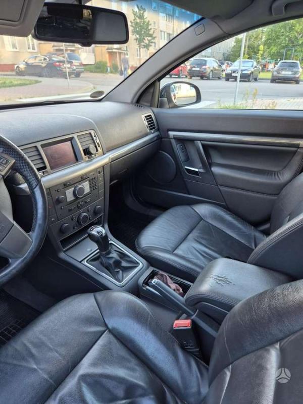 Black Opel Vectra 2008 in Vilnius, with an engine capacity of 1.90 L and mileage of 320 thousand km for 1850 €, photo 4 on AUTOMOTO.COM.LV