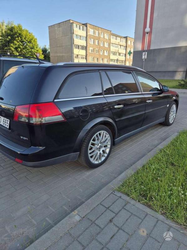Black Opel Vectra 2008 in Vilnius, with an engine capacity of 1.90 L and mileage of 320 thousand km for 1850 €, photo 5 on AUTOMOTO.COM.LV