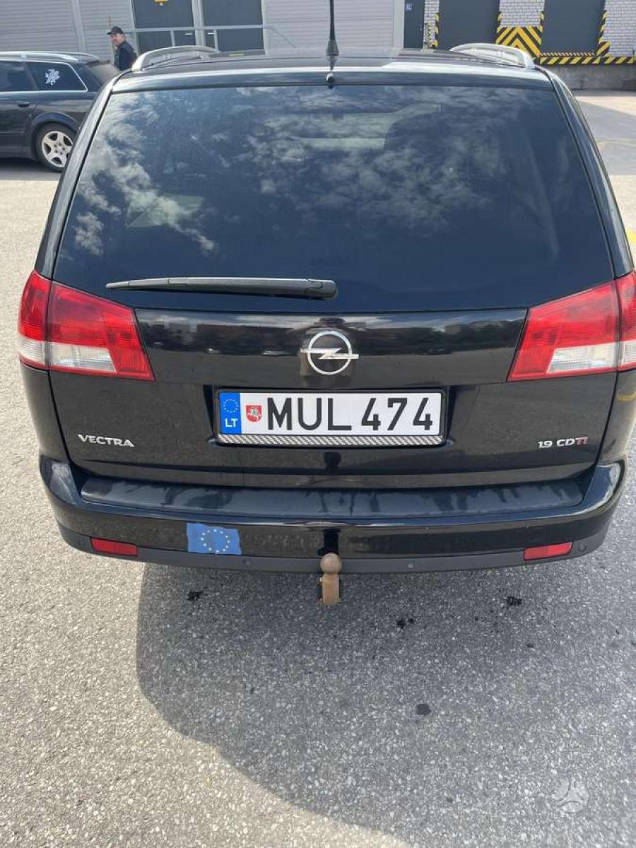 Black Opel Vectra 2008 in Kaunas, with an engine capacity of 1.91 L and mileage of 340 thousand km for 1950 €, photo 5 on AUTOMOTO.COM.LV