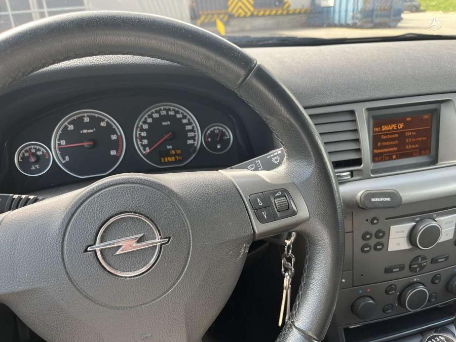 Black Opel Vectra 2008 in Kaunas, with an engine capacity of 1.91 L and mileage of 340 thousand km for 1950 €, photo 6 on AUTOMOTO.COM.LV